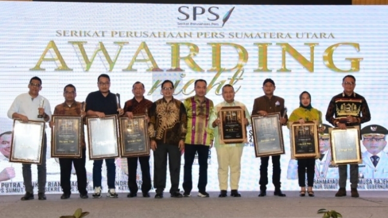 Bupati Tapsel Terima Penghargaan Anugerah Pers dari SPS Sumut ...
