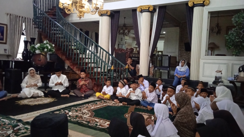 Ambil Berkah, Rico Waas Doa Bersama dengan Anak Yatim - Medan Metro ...