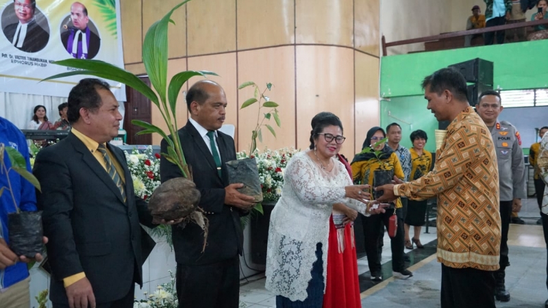 Serahkan 2.000 Bibit Pohon ke Pemkab Dairi, APUK: Mari Sama-sama ...
