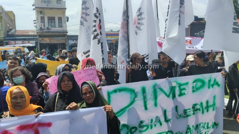 Relawan Demo di Mapolda Sumut Tuntut Tangkap Penghina Bobby Nasution ...