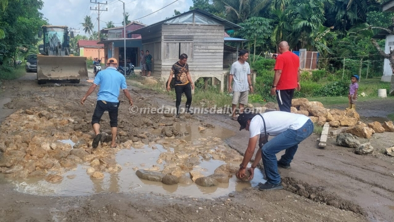 Bupati Nias Utara Amizaro Waruwu Bersama Anggota DPRD Timbun Jalan ...